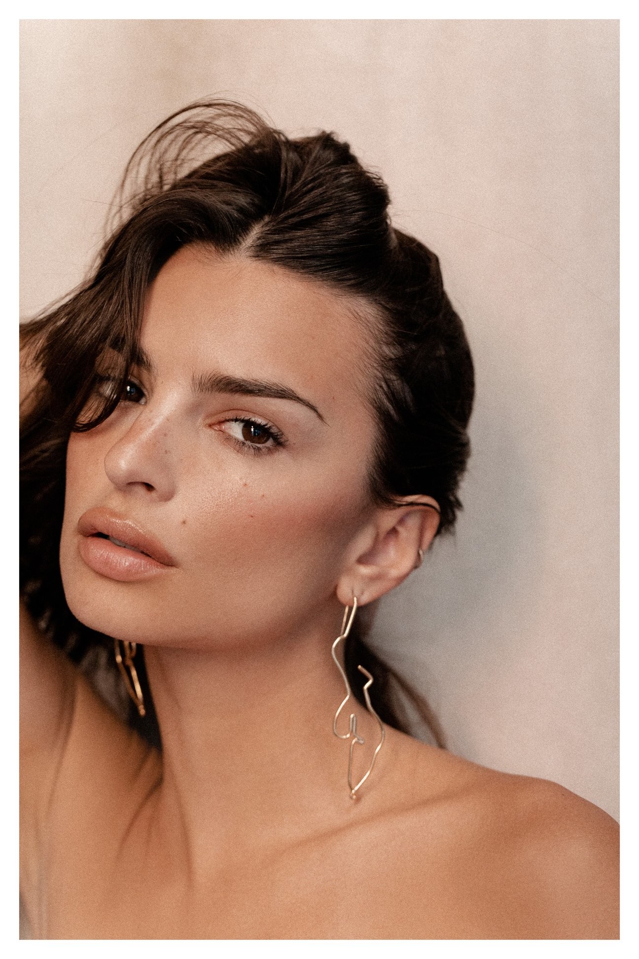 Emily Ratajkowski rescata uno de los tops favoritos de la década de los ...