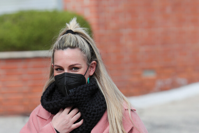 La celebridad Edurne embarazada con abrigo rosa