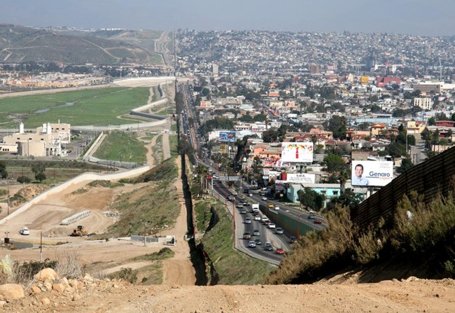 Así se ven las fronteras del mundo desde el aire y desde la tierra