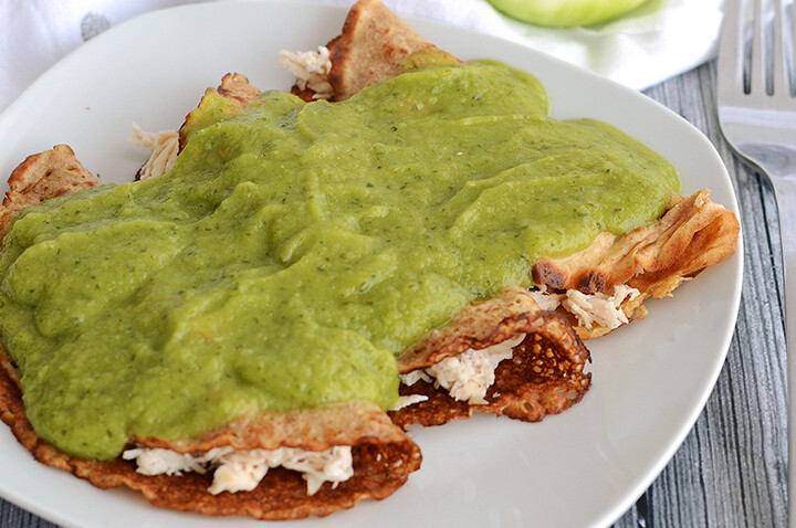 Crepas integrales de pollo con salsa de aguacate y chile poblano
