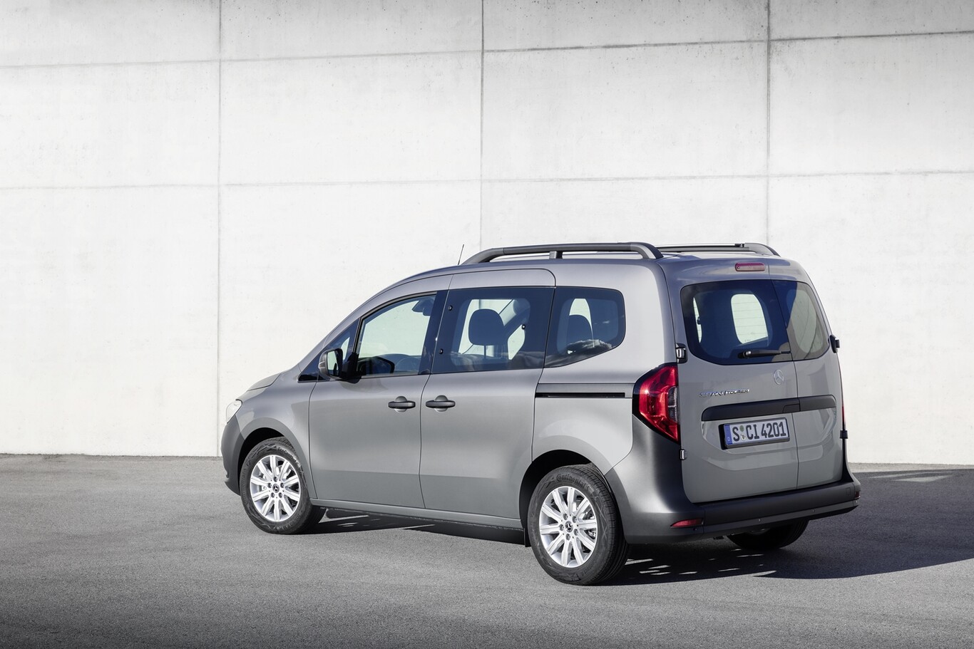 La Mercedes-Benz Citan llega en formato furgón o de pasajeros y cargada ...