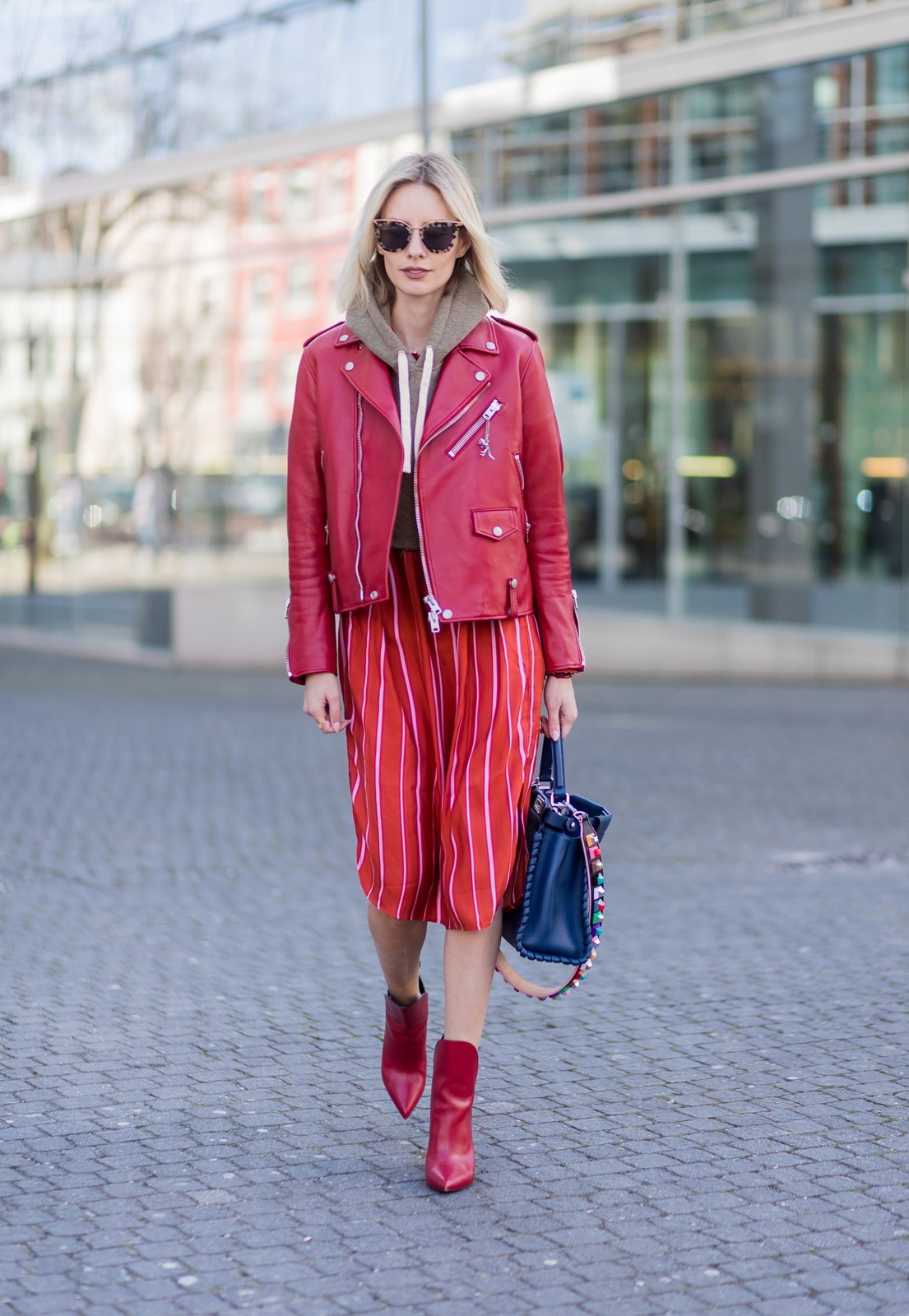 Cinco maneras de combinar una cazadora de cuero roja que demuestran que ...