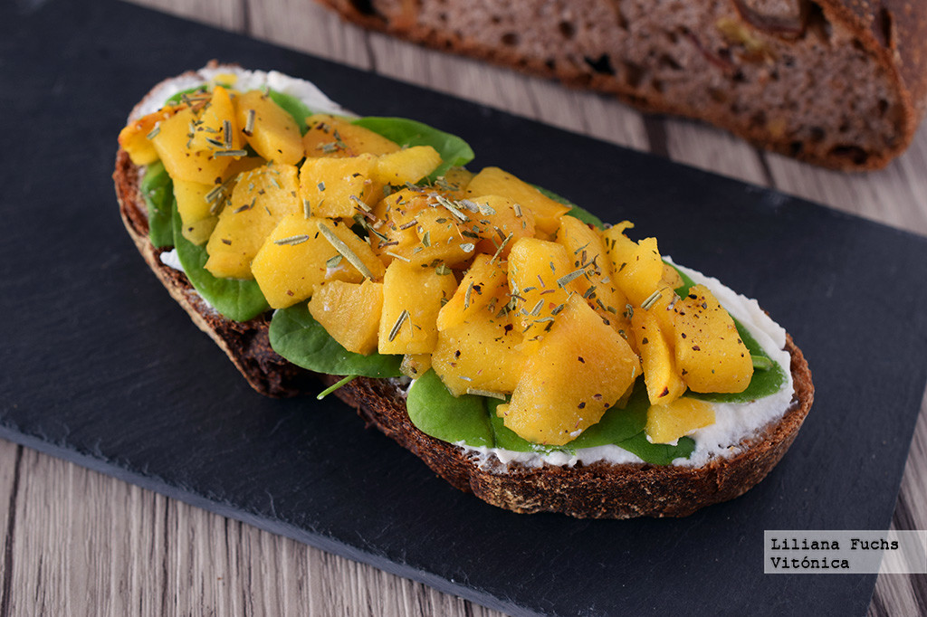Receta tosta de pan de centeno y nueces con queso batido, espinacas ...