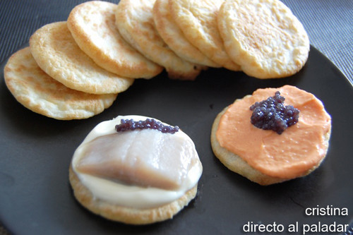 Blinis con arenque y huevas de pescado. Aperitivo
