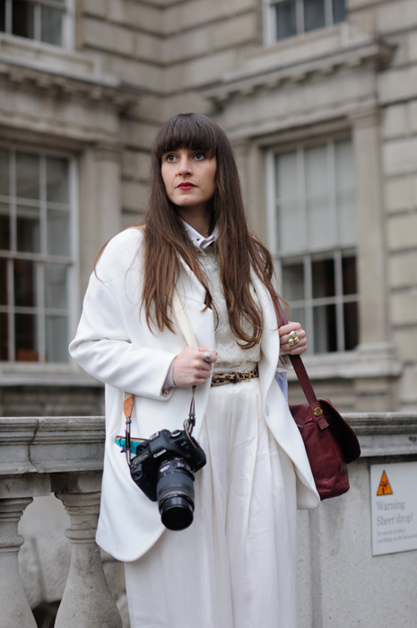 Un elogio al color en el street style de Londres por Alberto Bringas