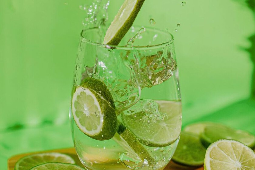 Agua de limón con cáscara: el truco para que no se amargue y quede ...