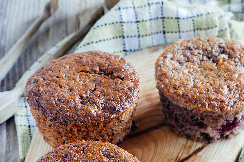 Muffins de frutas rojas y plátano