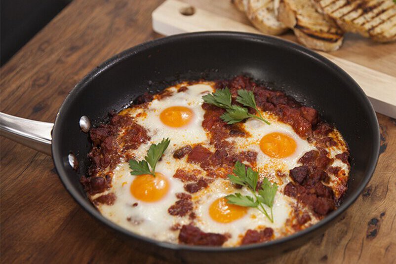 Recetas con chorizo: huevos al plato con chorizo para la cena o el desayuno