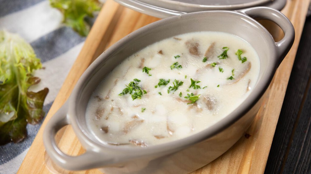 Sal de la rutina y prepara este mole blanco con pollo en solo 45 minutos
