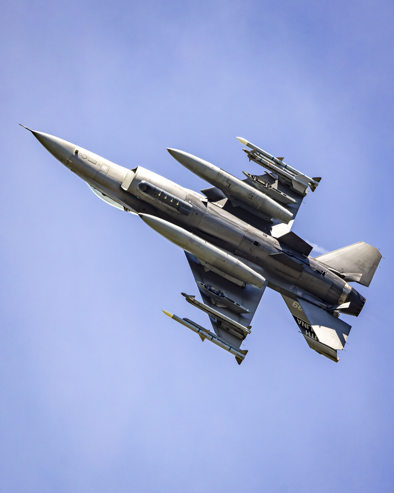 Creíamos que todo pasaba por los nuevos cazas. El F-16 lleva 50 años en ...