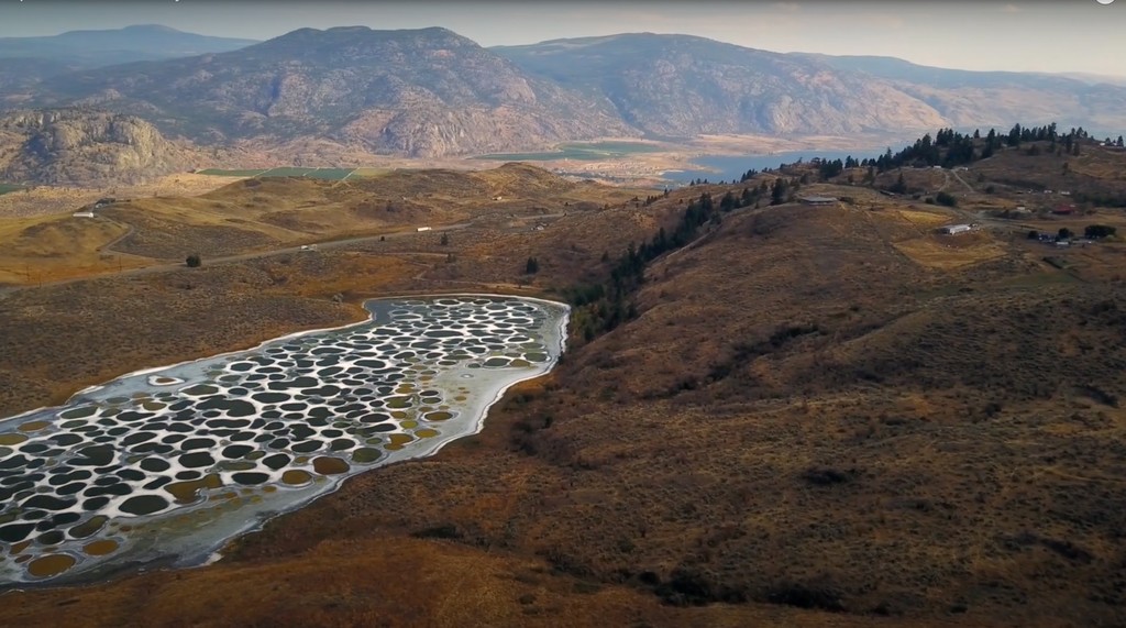 Spotted Lake: sobrevolando el lago más hipnótico de Canadá