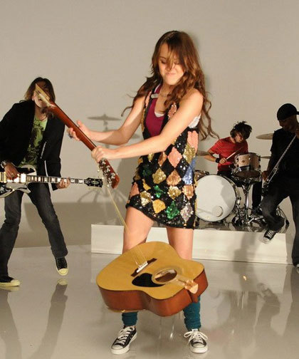 Miley Cyrus lanza el vídeo de “7 Things”, su nuevo single