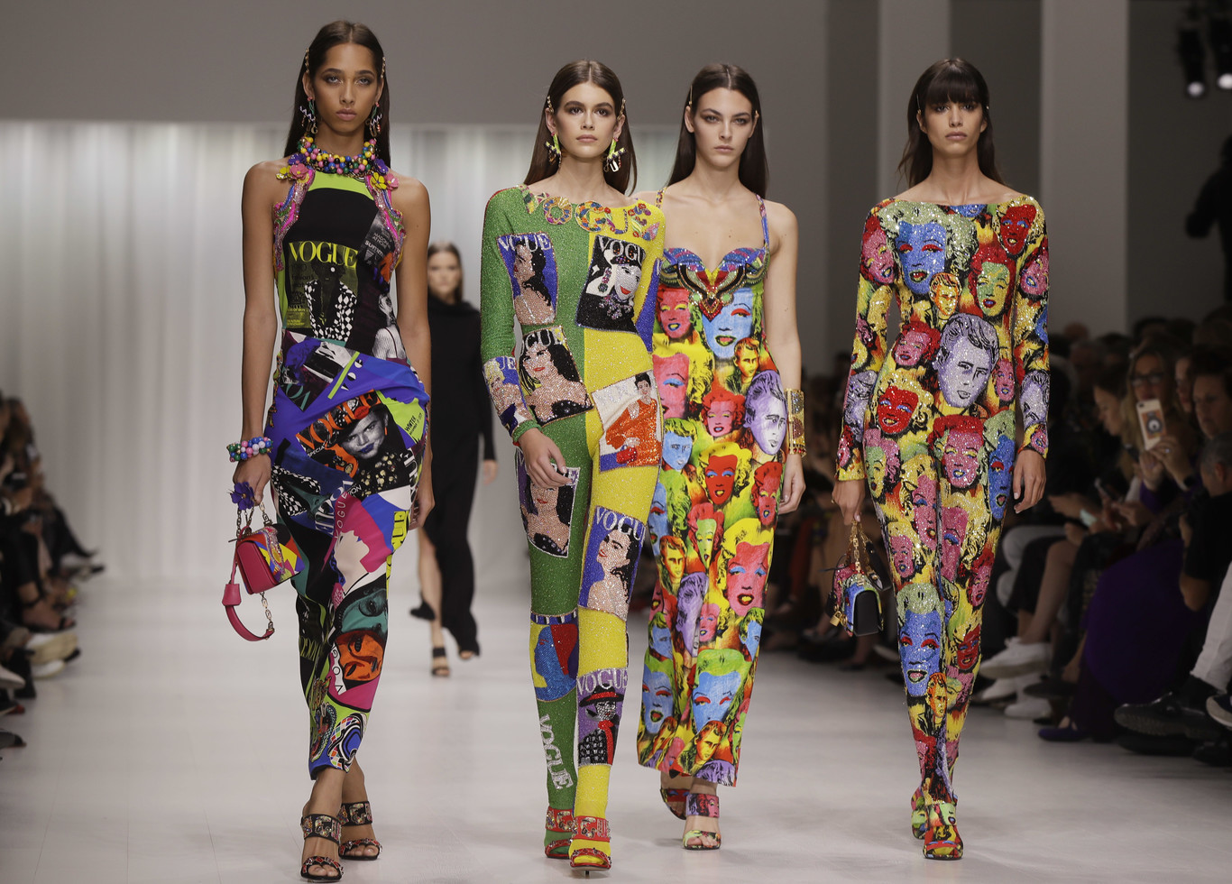 Versace se acaba de marcar el momento más épico de la historia de los ...