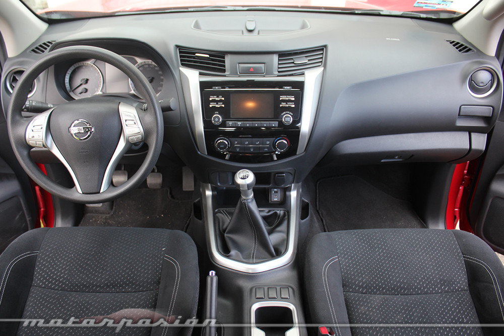 Probamos la Nissan NP300 Frontier, y sí, es tan robusta como ...