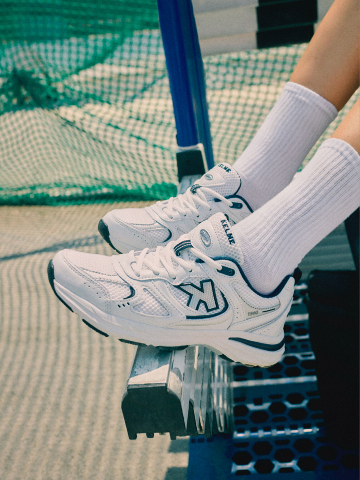 Lefties lanza el clon de las zapatillas New Balance 530 y son perfectas para rejuvenecer los ...