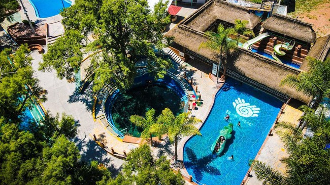 Aguas termales, toboganes y tirolesa: así es el balneario 24 horas en ...
