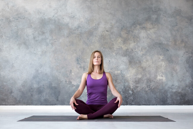Practica Yoga sentado: 15 asanas de Yoga sin tener que levantarte