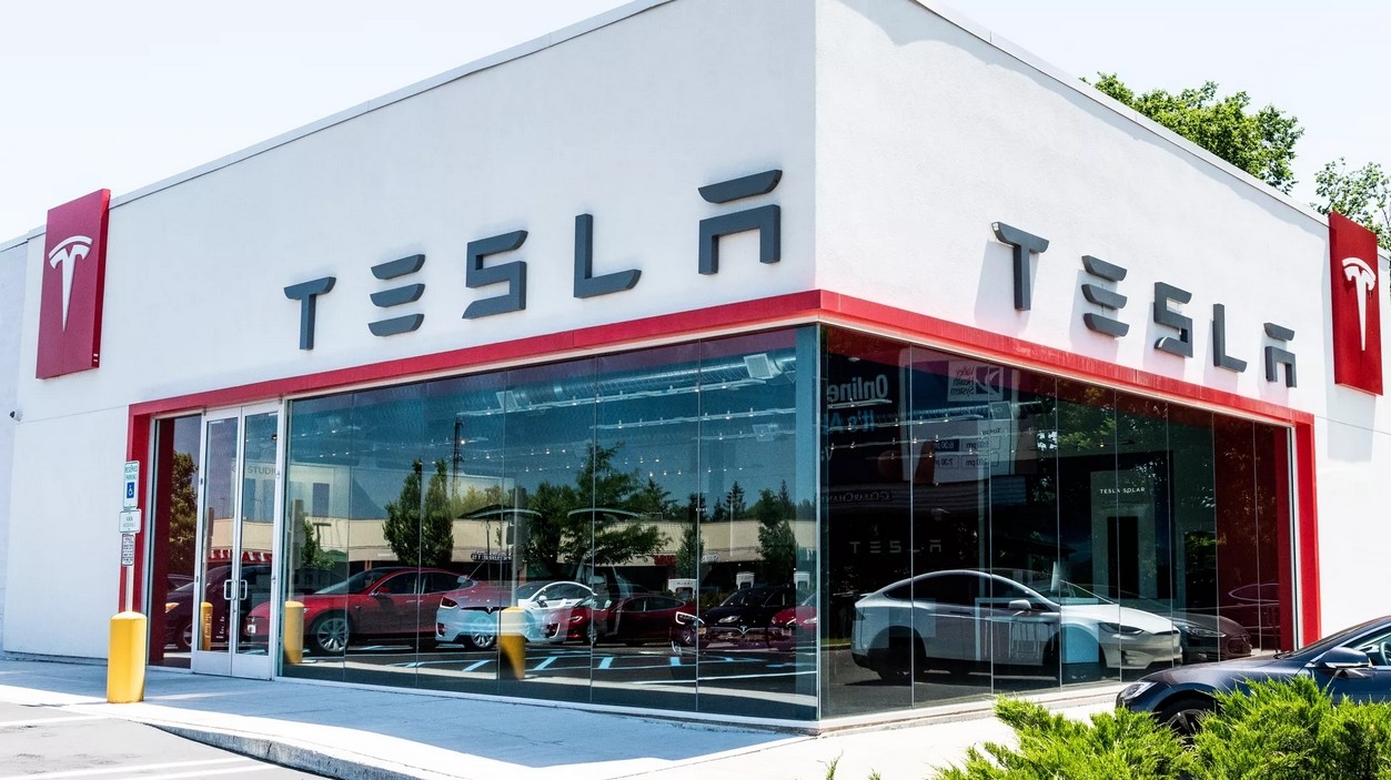 Tesla cerrará sus tiendas físicas para vender solo online, algo que ...