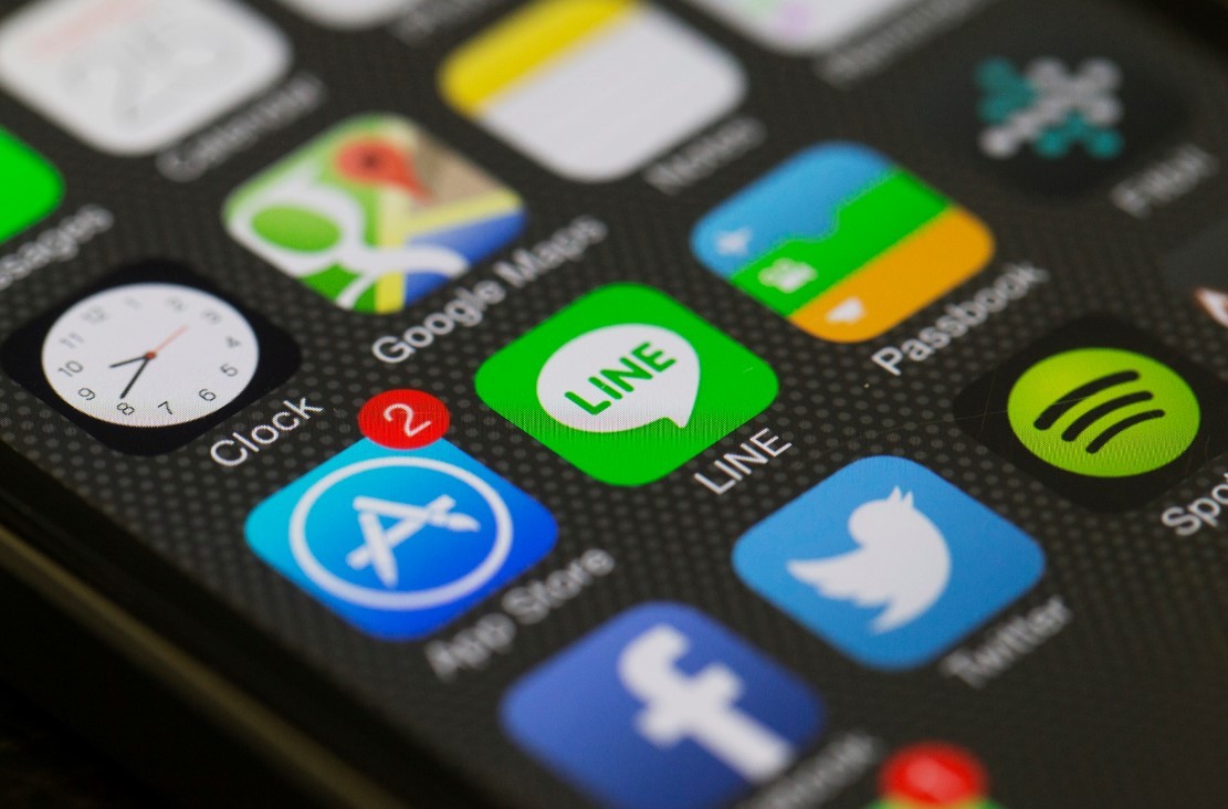 WhatsApp - Line: ¿Por qué una no vende pegatinas cuando ese negocio ...