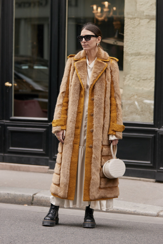 Todas las maneras de combinar un abrigo de pelo beige, la prenda que ...