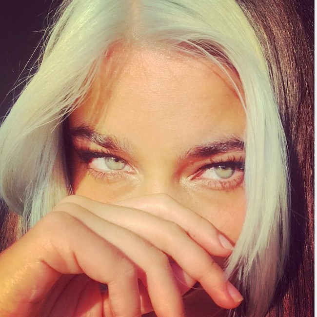 Los mechones teñidos de colores vibrantes llegan directos de los años ...