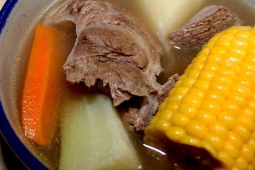 Rico caldo de res con verduras, mucha carne y un caldo lleno de sabor