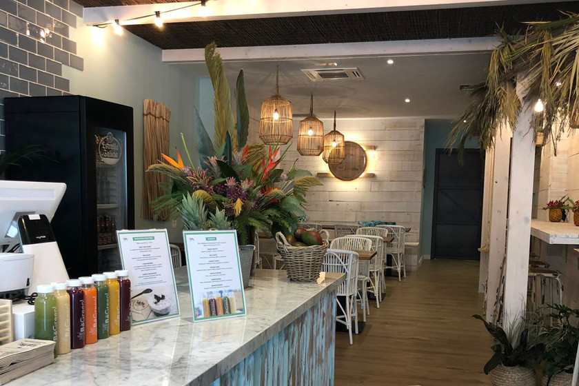 Tasty Poke Bar apuesta en su local de A Coruña por el estilo tropical ...