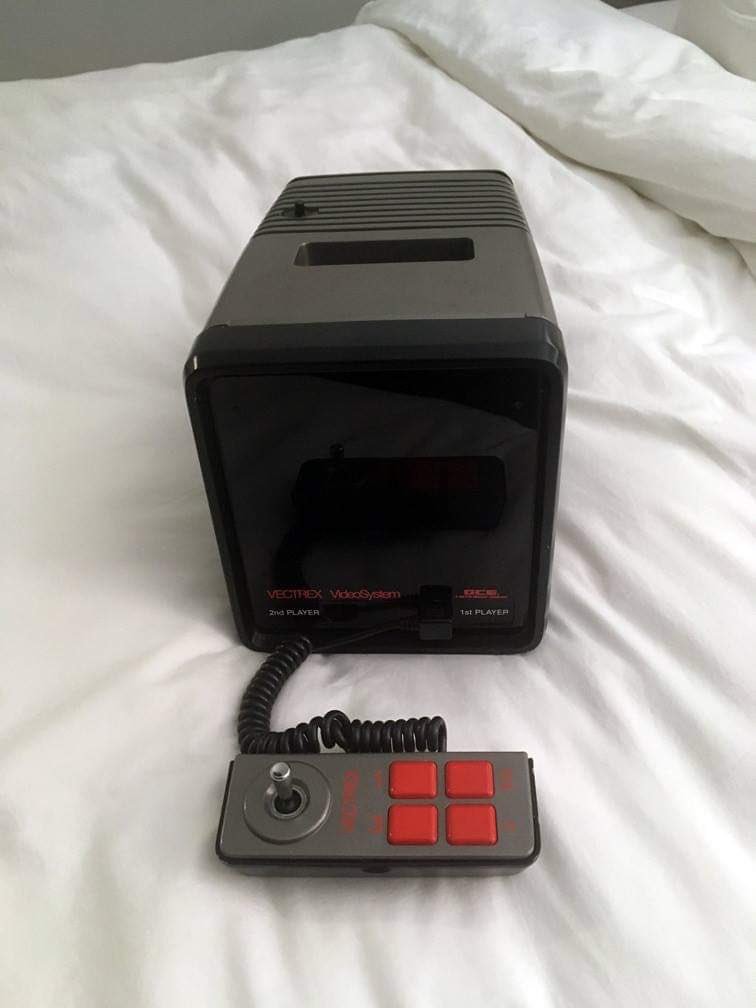Reaparece la Mini Vectrex, la consola "mini" perdida que se fabricó en ...
