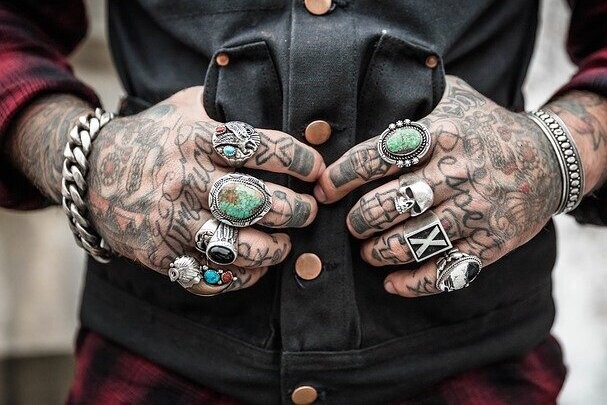 Las personas que llevan tatuajes son psicológicamente distintas a las personas que no los llevan