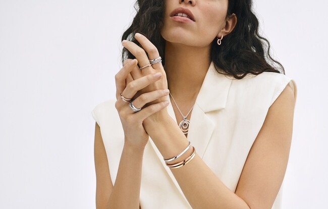 Pandora Signature, la colección de joyas minimalistas que se apilan y ...