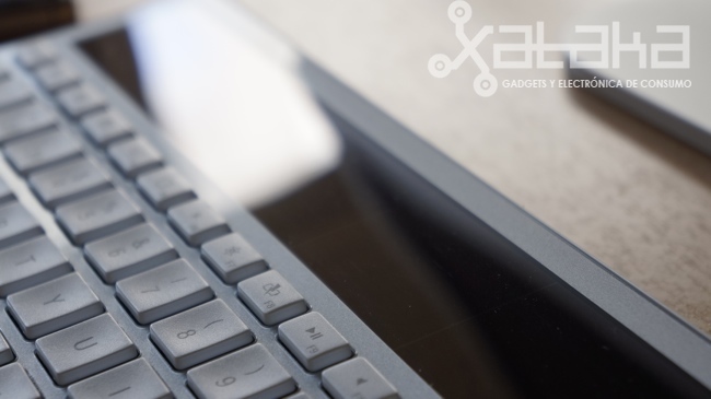 Logitech K760, te enseñamos cómo es este teclado solar tres en uno