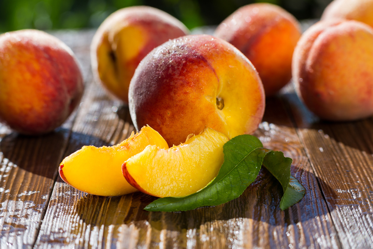 El melocotón, una fruta de temporada para apurar el verano, cargada de ...