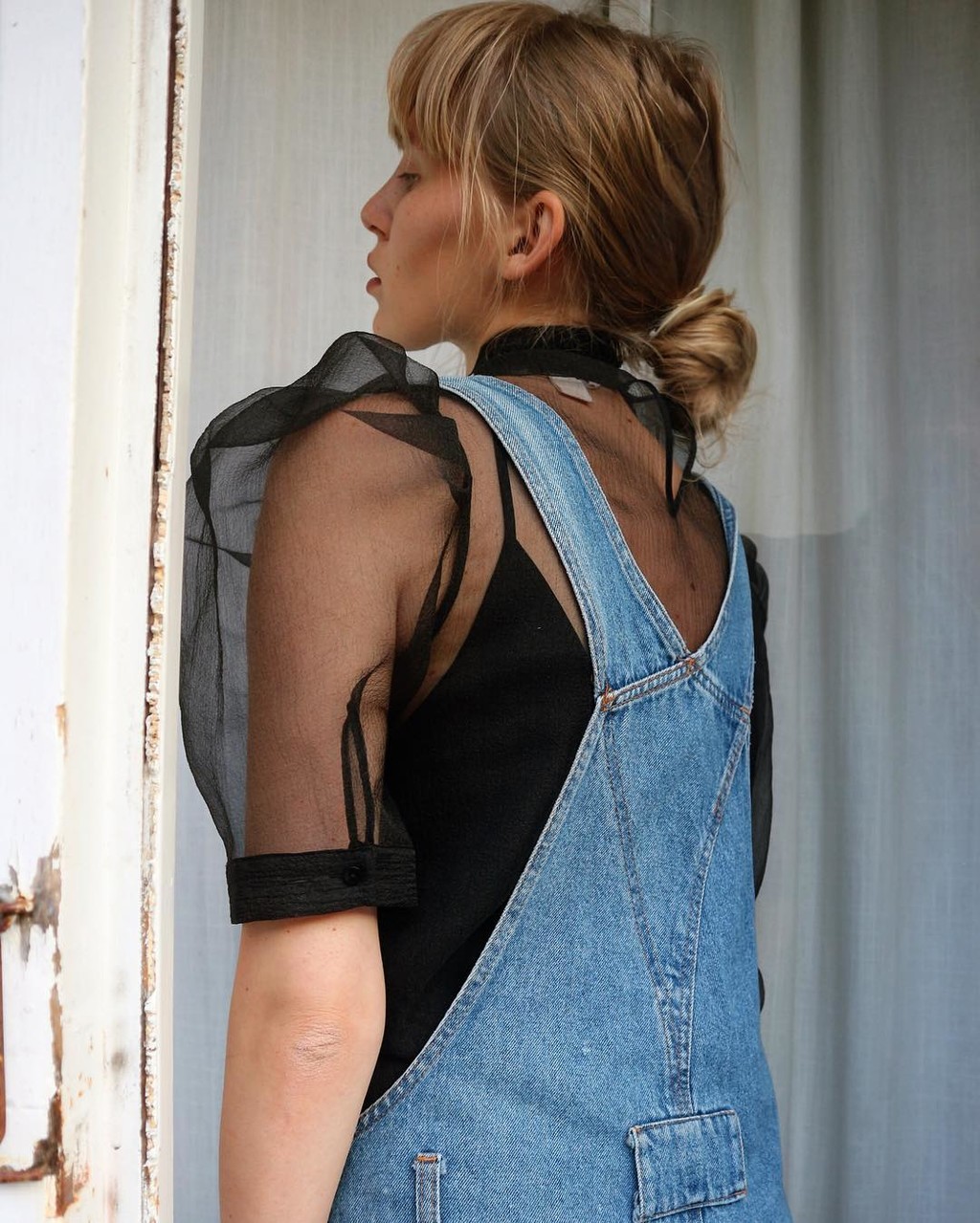 Peto vaquero combinado con una blusa romántica, con prendas básicas ...
