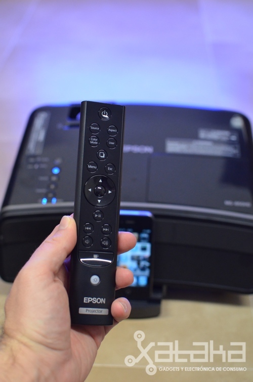 Epson MG-850HD con base para el iPhone, lo hemos probado