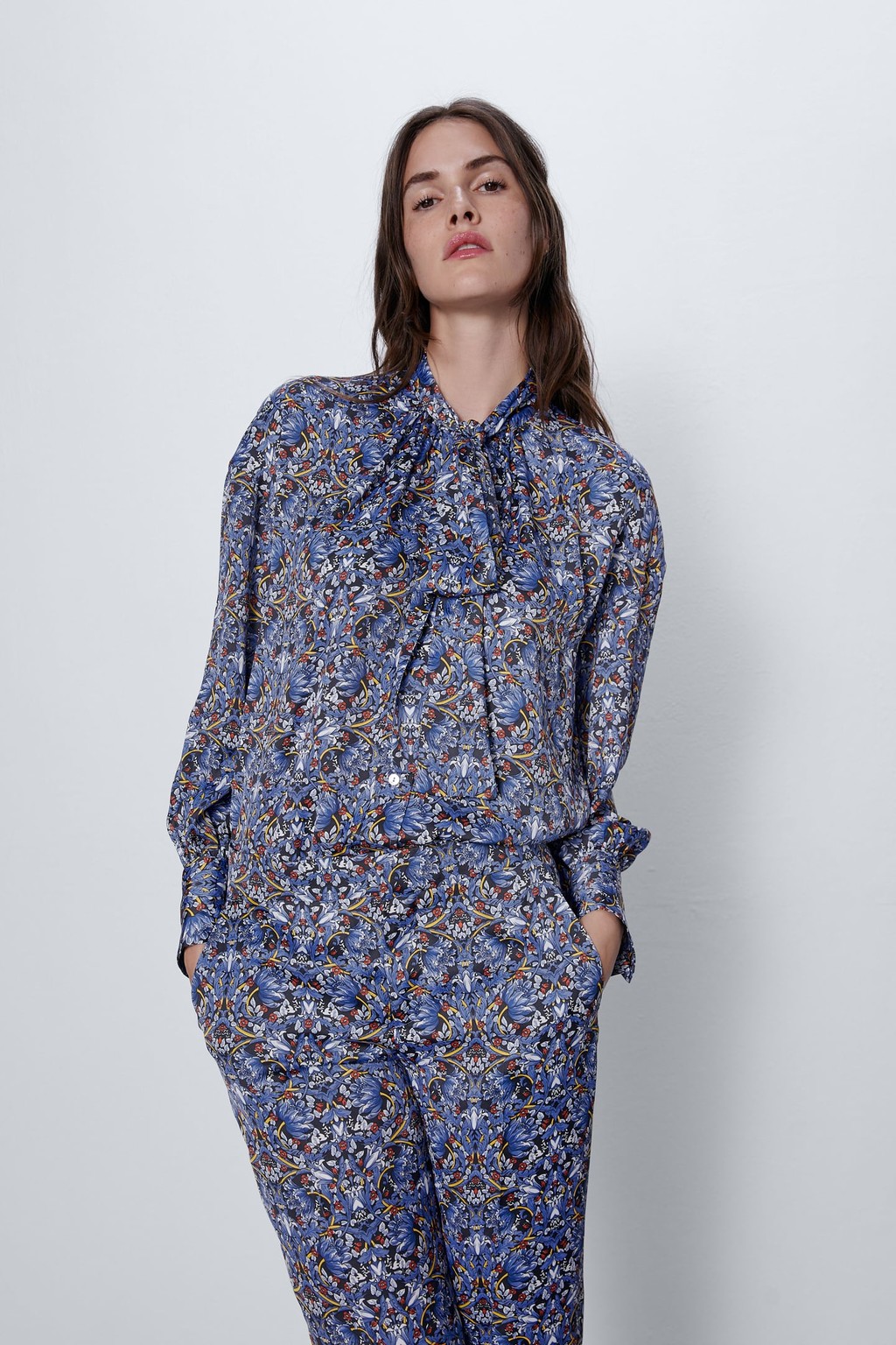 Zara tiene las 17 blusas y tops de tendencia más ideales para lucir ...