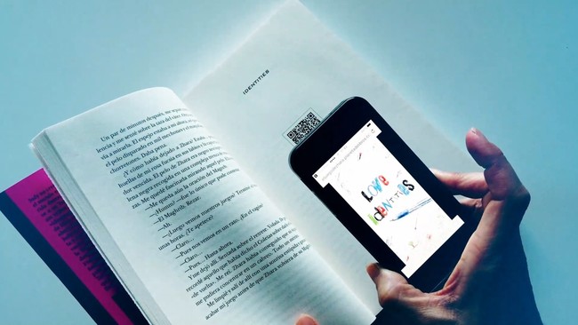 Llega la primera novela interactiva con códigos QR y videojuegos integrados: así es 'El Juego de ...