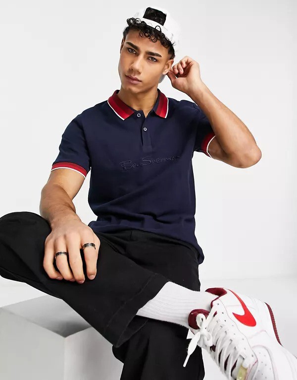 Cinco polos azul marino (con detalles de color) para llevar este verano ...