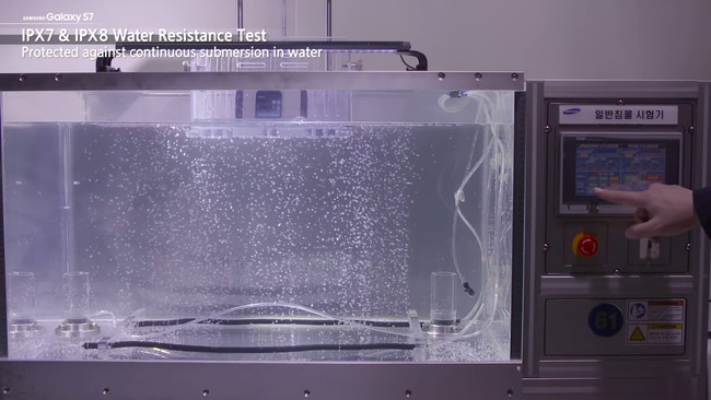 Estas son las pruebas que tienen que superar los móviles para ser IP68