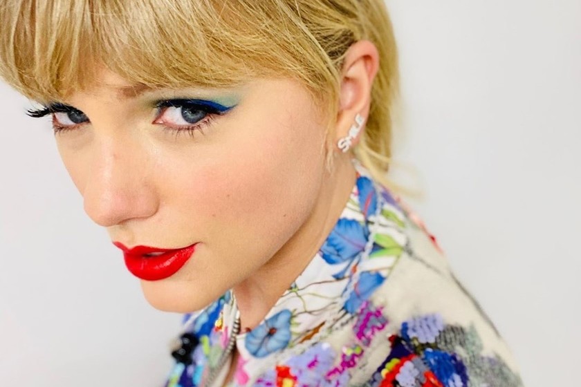 La celebridad Taylor Swift con mechas rosas.