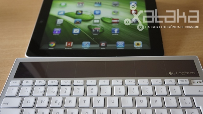Logitech K760, te enseñamos cómo es este teclado solar tres en uno