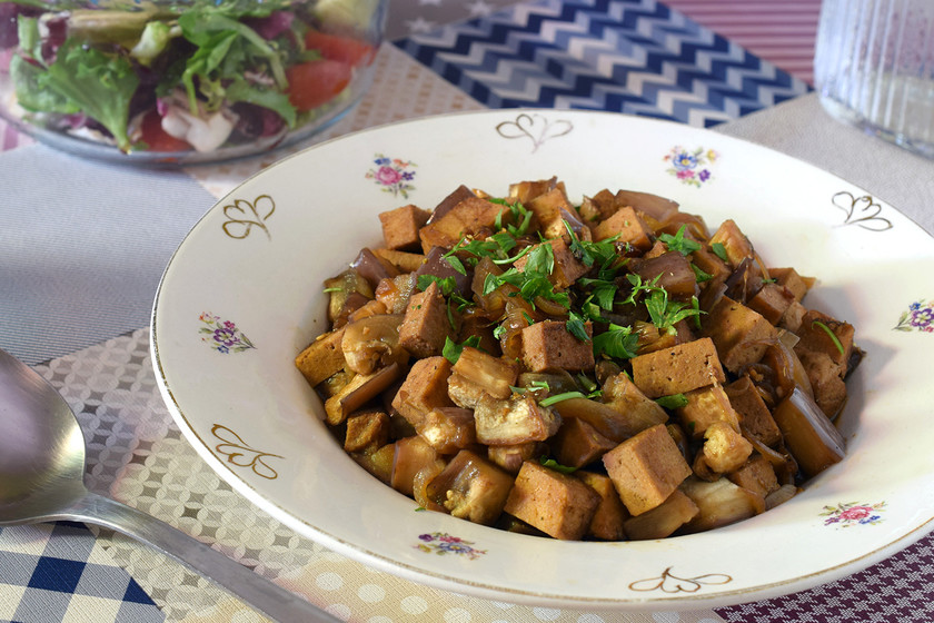 Tofu con berenjena en salsa de soja. Receta de cocina fácil, sencilla y ...