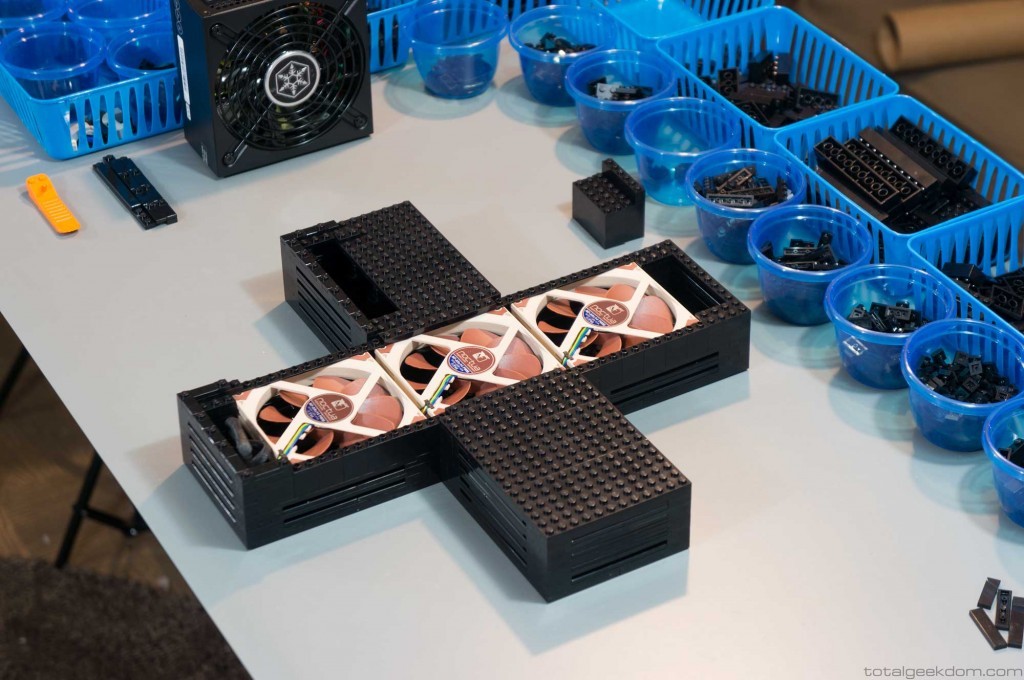 Un ordenador montado con piezas Lego que está diseñado para jugar: Lego ...