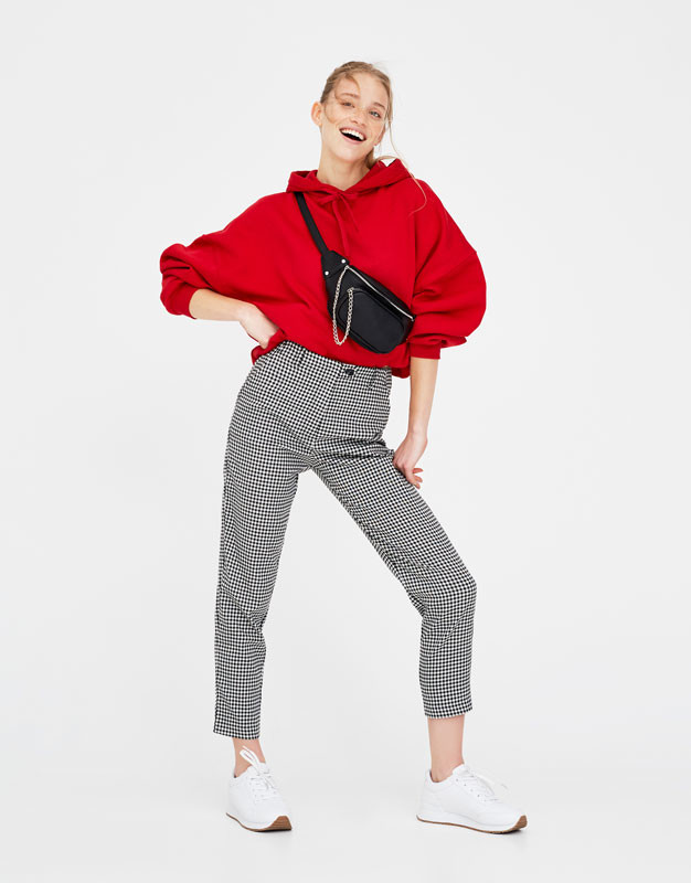 Los pantalones de moda siguen estas tendencias, ¡y todos son low-cost!