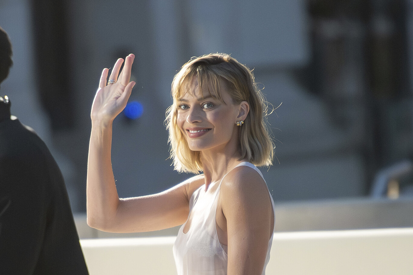Margot Robbie se corta la melena y se marca un estilo más jovial y fresco