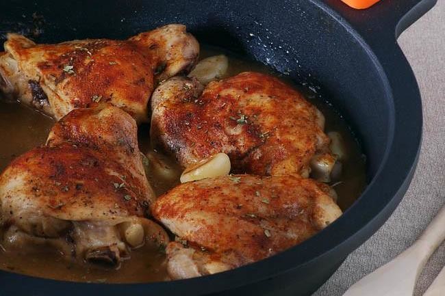 Pollo al horno en salsa de ajo y pimentón. Receta de cocina fácil y ...