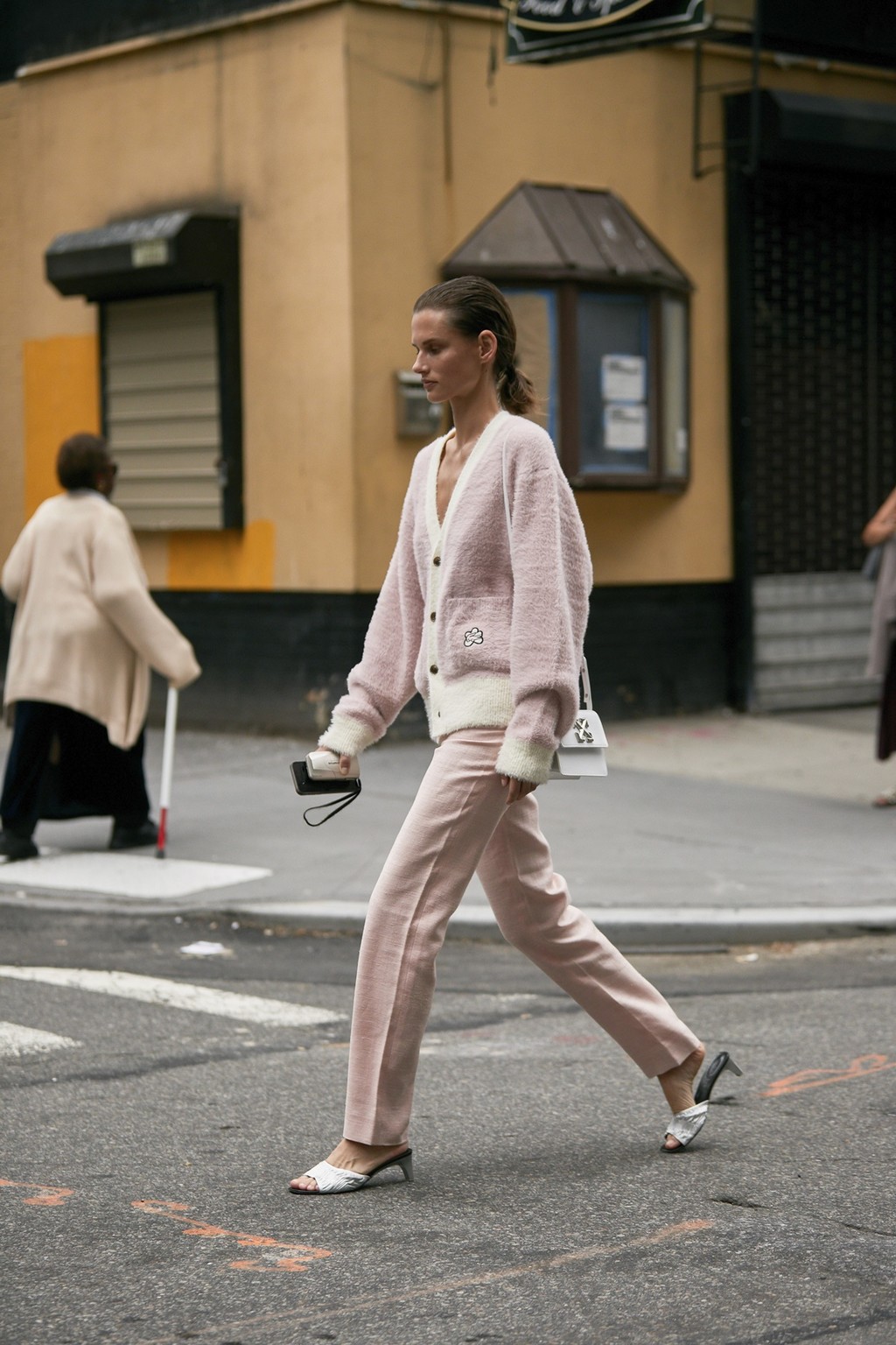 Cómo vestir si eres bajita: ideas de streetstyle para parecer más alta ...