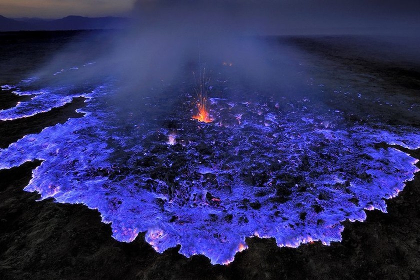 ¿Por qué este volcán de etiopía está escupiendo lava de color azul?