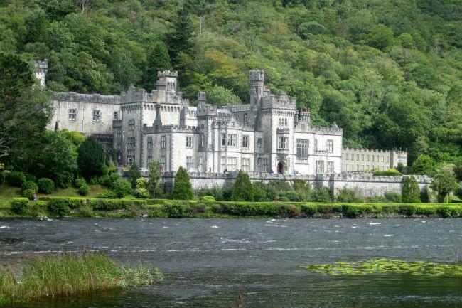 La Abadía de Kylemore, la Piedra de los Deseos y su triste historia