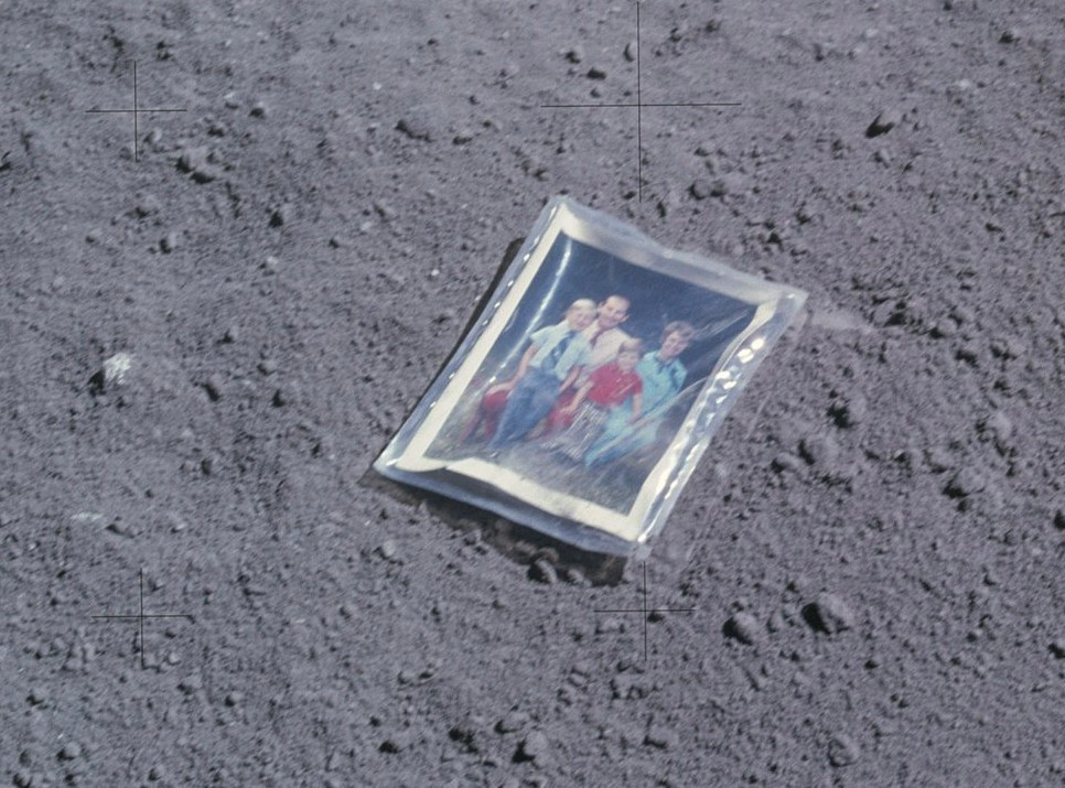 El recuerdo con mensaje incluido que dejó Charles Duke en la Luna hace ...