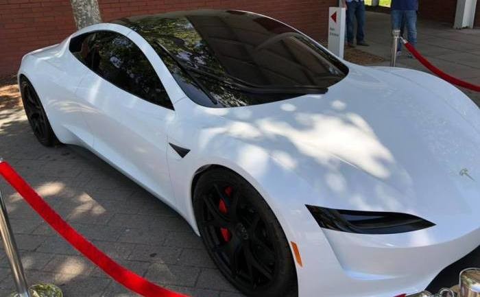 Musk seguirá siendo CEO de Tesla, y muestra un Roadster blanco y el ...